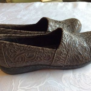 b.o.c. | Shoes | Boc Gray Tooled Leather Howell Slip On Clogs | Poshmark